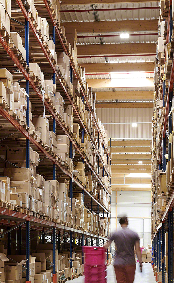 Deguisetoi.fr’s costume warehouse - Mecalux.co.uk