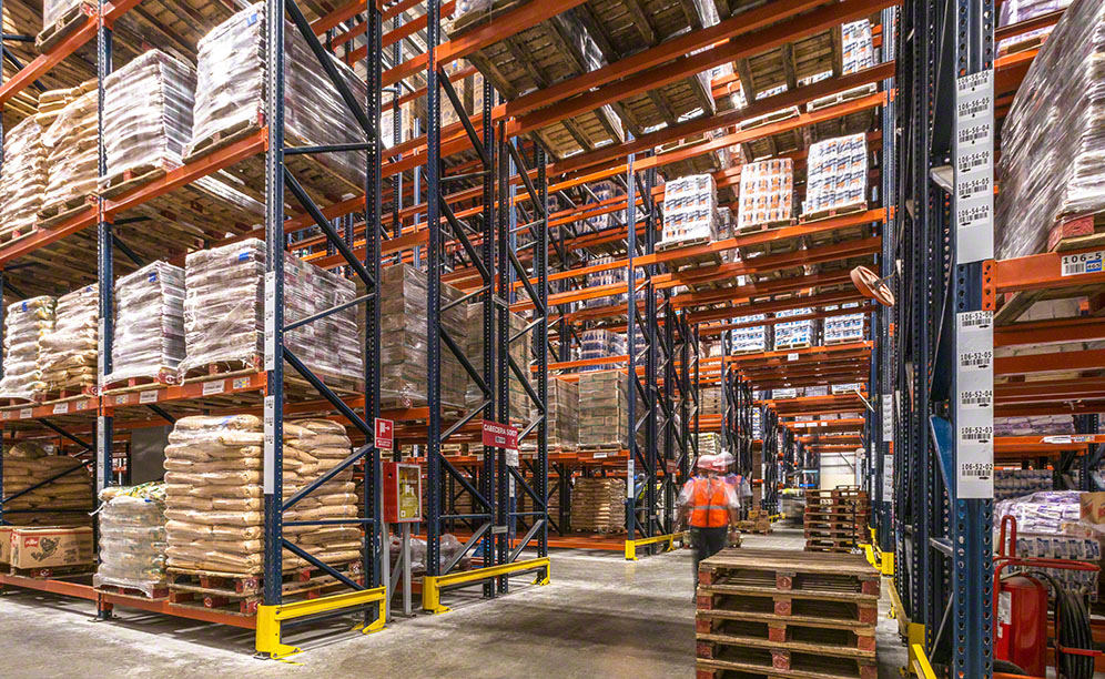 César Iglesias in the Dominican Republic - Mecalux.co.uk