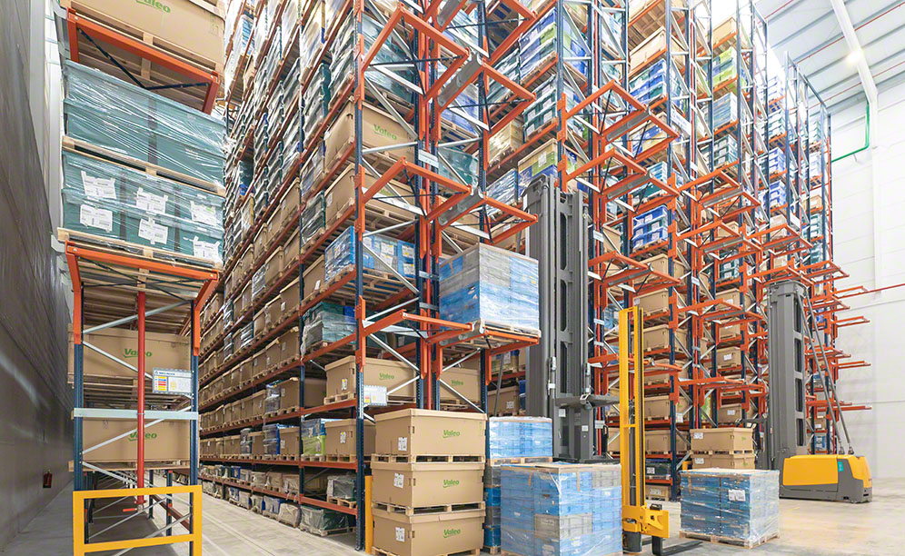 Warehouse with high-bay pallet racking for car parts - Mecalux.co.uk